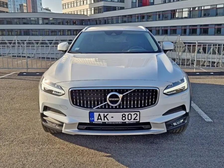 White Volvo V90 2020 in Riga, with an engine capacity of 2.00 L and mileage of 84 thousand km for 35695 €, photo 3 on AUTOMOTO.COM.LV