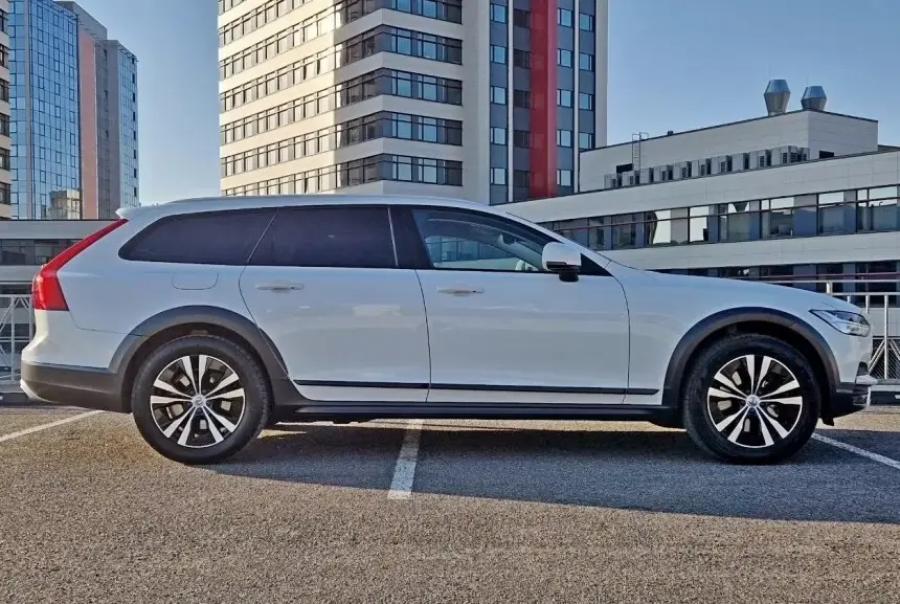 White Volvo V90 2020 in Riga, with an engine capacity of 2.00 L and mileage of 84 thousand km for 35695 €, photo 5 on AUTOMOTO.COM.LV