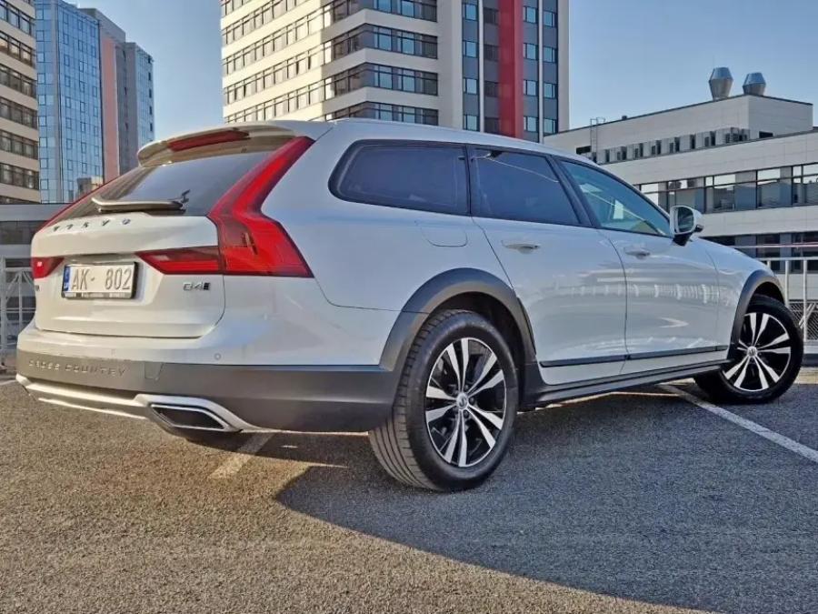White Volvo V90 2020 in Riga, with an engine capacity of 2.00 L and mileage of 84 thousand km for 35695 €, photo 6 on AUTOMOTO.COM.LV