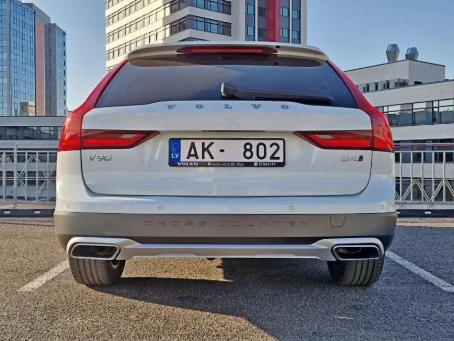 White Volvo V90 2020 in Riga, with an engine capacity of 2.00 L and mileage of 84 thousand km for 35695 €, photo 7 on AUTOMOTO.COM.LV