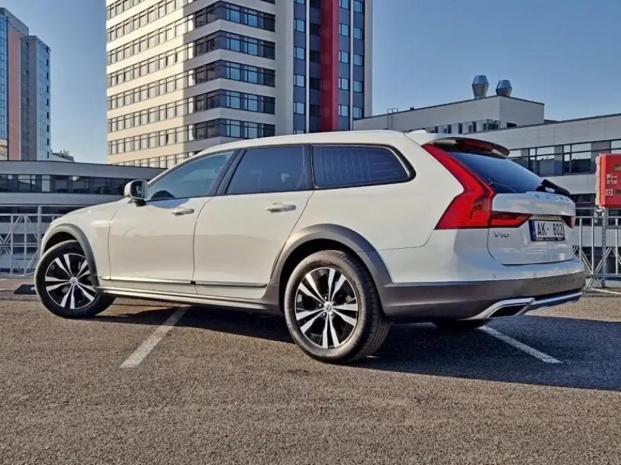 White Volvo V90 2020 in Riga, with an engine capacity of 2.00 L and mileage of 84 thousand km for 35695 €, photo 8 on AUTOMOTO.COM.LV