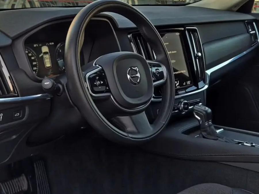 White Volvo V90 2020 in Riga, with an engine capacity of 2.00 L and mileage of 84 thousand km for 35695 €, photo 10 on AUTOMOTO.COM.LV