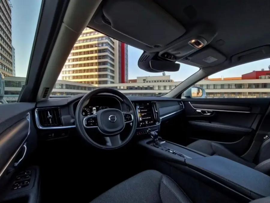 White Volvo V90 2020 in Riga, with an engine capacity of 2.00 L and mileage of 84 thousand km for 35695 €, photo 11 on AUTOMOTO.COM.LV