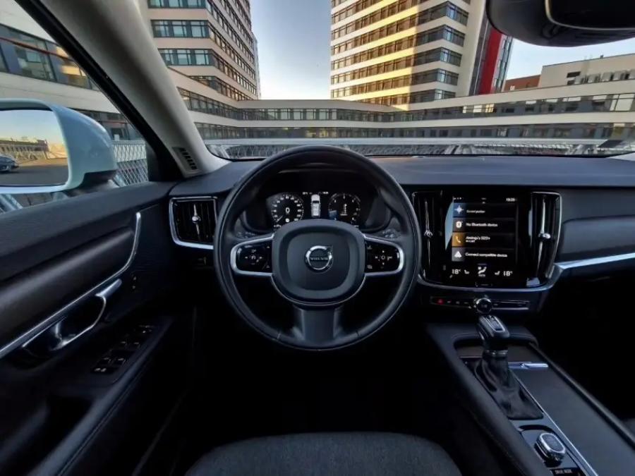 White Volvo V90 2020 in Riga, with an engine capacity of 2.00 L and mileage of 84 thousand km for 35695 €, photo 12 on AUTOMOTO.COM.LV