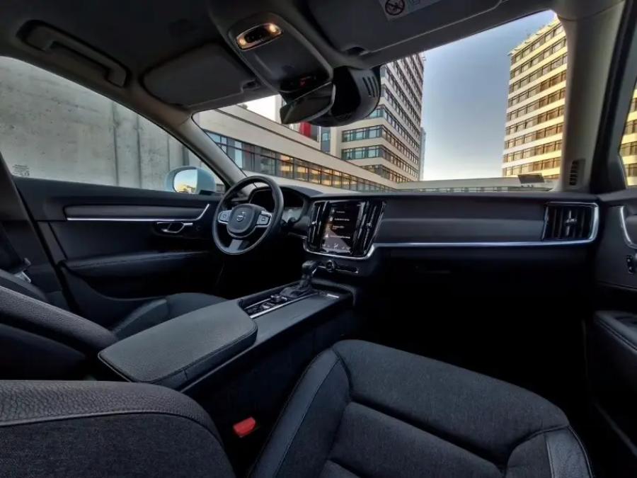 White Volvo V90 2020 in Riga, with an engine capacity of 2.00 L and mileage of 84 thousand km for 35695 €, photo 14 on AUTOMOTO.COM.LV