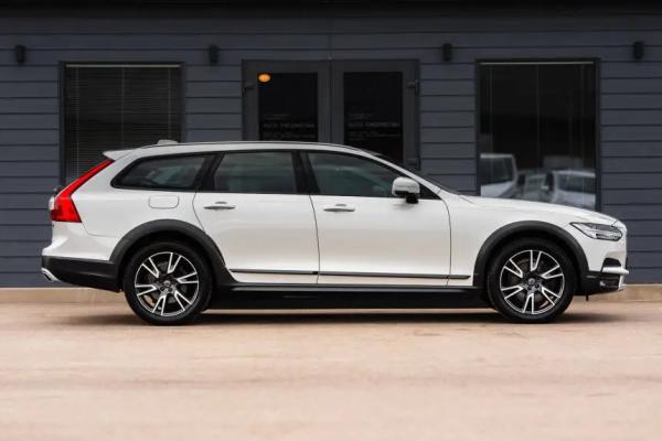 Balts Volvo V90 2020 Jelgava, ar dzinēja tilpumu 2.00 L un nobraukumu 200 tūkst. km par 21750 €, foto 6 vietnē AUTOMOTO.COM.LV
