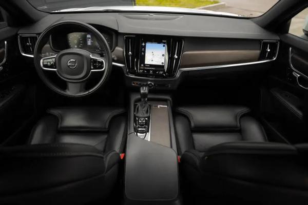 Balts Volvo V90 2020 Jelgava, ar dzinēja tilpumu 2.00 L un nobraukumu 200 tūkst. km par 21750 €, foto 8 vietnē AUTOMOTO.COM.LV