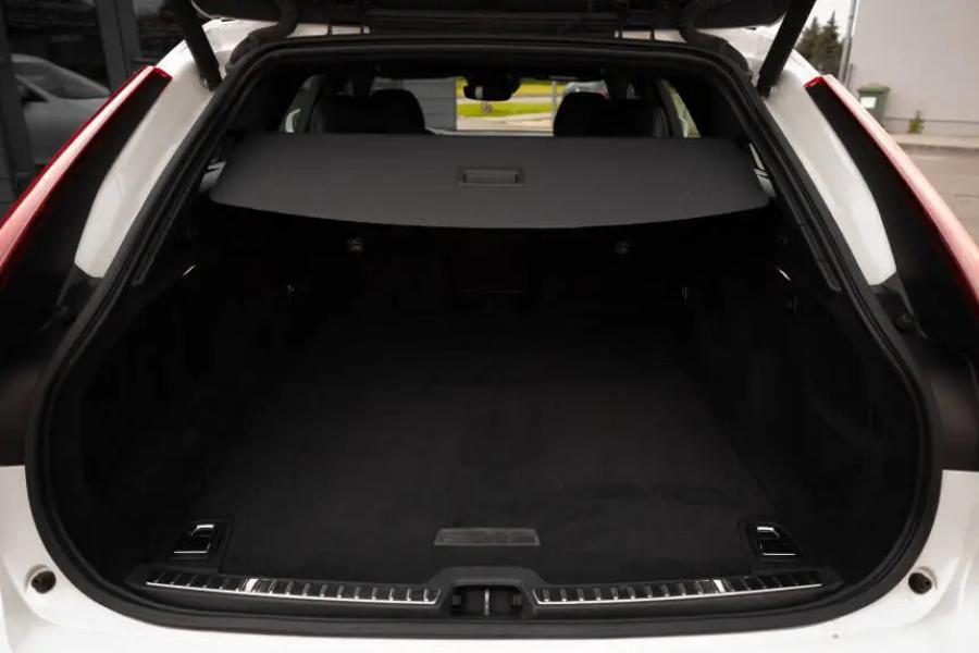 Balts Volvo V90 2020 Jelgava, ar dzinēja tilpumu 2.00 L un nobraukumu 200 tūkst. km par 21750 €, foto 13 vietnē AUTOMOTO.COM.LV