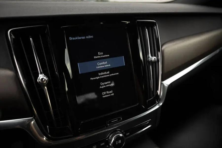 Balts Volvo V90 2020 Jelgava, ar dzinēja tilpumu 2.00 L un nobraukumu 200 tūkst. km par 21750 €, foto 18 vietnē AUTOMOTO.COM.LV