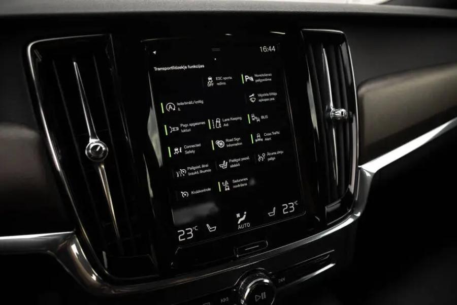 Balts Volvo V90 2020 Jelgava, ar dzinēja tilpumu 2.00 L un nobraukumu 200 tūkst. km par 21750 €, foto 19 vietnē AUTOMOTO.COM.LV