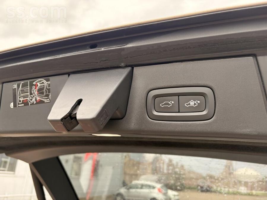 Balts Volvo V90 2020 Ventspils, ar dzinēja tilpumu 2.00 L un nobraukumu 325 tūkst. km par 17850 €, foto 24 vietnē AUTOMOTO.COM.LV