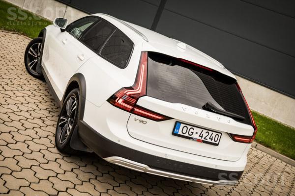White Volvo V90 2021 in Riga, with an engine capacity of 2.00 L and mileage of 132 thousand km for 27990 €, photo 7 on AUTOMOTO.COM.LV