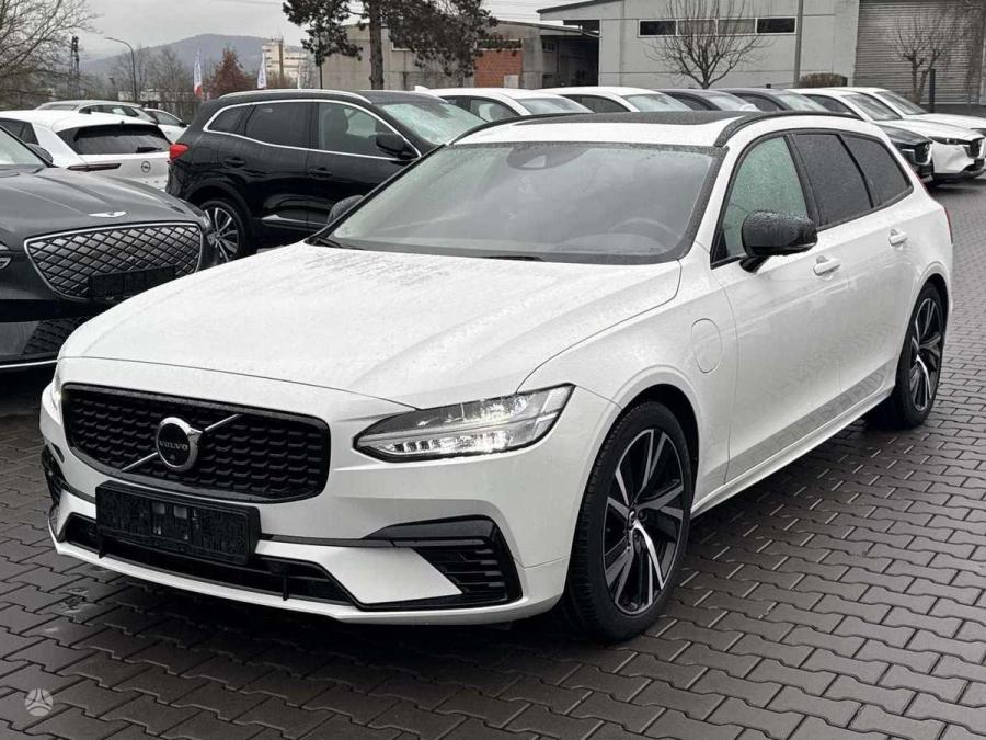 White Volvo V90 2021 in Vilnius, with an engine capacity of 2.00 L and mileage of 146 thousand km for 29990 €, photo 1 on AUTOMOTO.COM.LV