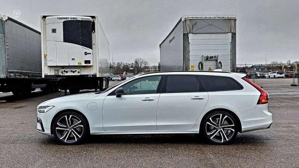 White Volvo V90 2021 in Vilnius, with an engine capacity of 1.97 L and mileage of 232 thousand km for 23900 €, photo 2 on AUTOMOTO.COM.LV