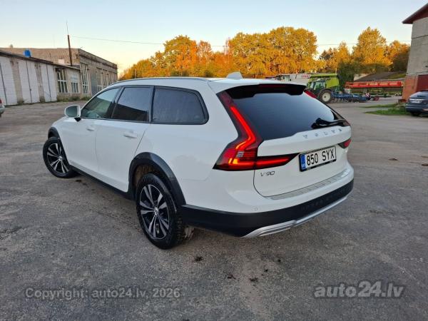 White Volvo V90 2021 in Tallinn, with an engine capacity of 2.00 L and mileage of 196 thousand km for 28900 €, photo 4 on AUTOMOTO.COM.LV