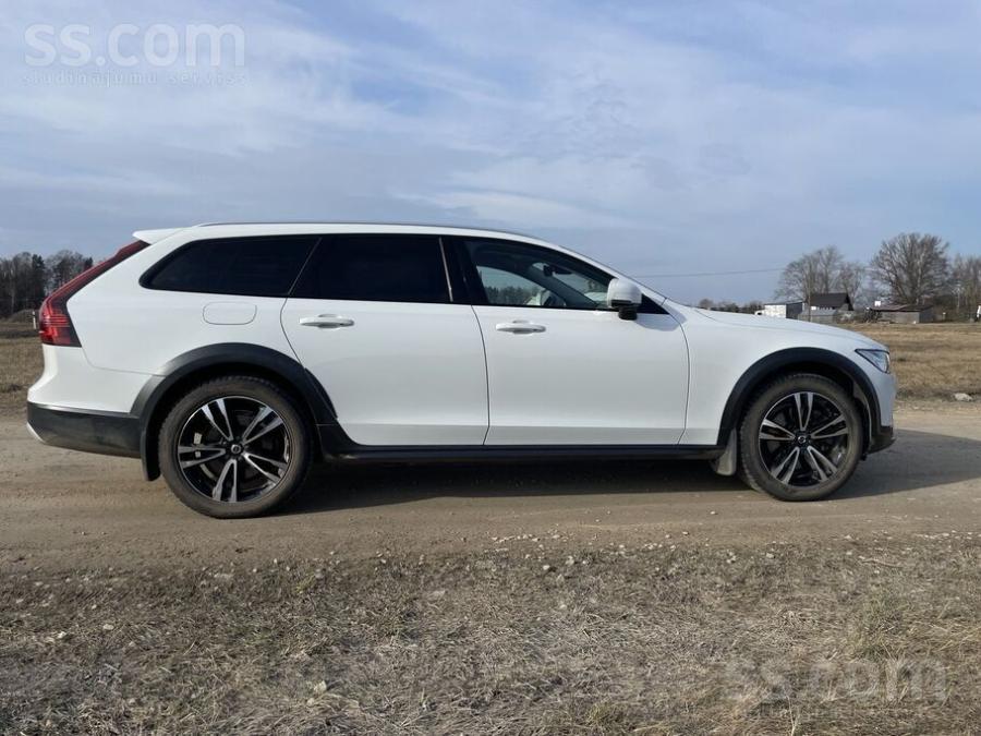 White Volvo V90 2021 in Riga, with an engine capacity of 2.00 L and mileage of 138 thousand km for 25500 €, photo 6 on AUTOMOTO.COM.LV