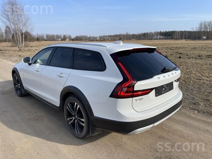 White Volvo V90 2021 in Riga, with an engine capacity of 2.00 L and mileage of 138 thousand km for 25000 €, photo 4 on AUTOMOTO.COM.LV