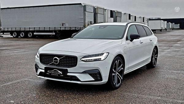 White Volvo V90 2021 in Vilnius, with an engine capacity of 1.97 L and mileage of 236 thousand km for 22900 €, photo 4 on AUTOMOTO.COM.LV