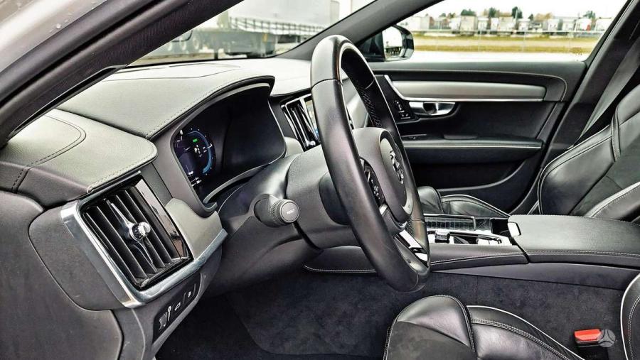 White Volvo V90 2021 in Vilnius, with an engine capacity of 1.97 L and mileage of 237 thousand km for 23900 €, photo 19 on AUTOMOTO.COM.LV