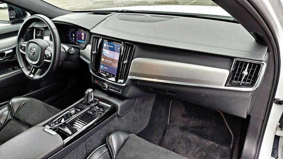 White Volvo V90 2021 in Vilnius, with an engine capacity of 1.97 L and mileage of 237 thousand km for 23900 €, photo 26 on AUTOMOTO.COM.LV