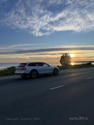 Balts Volvo V90 2022 Tallina, ar dzinēja tilpumu 2.00 L un nobraukumu 79 tūkst. km par 39000 €, foto 10 vietnē AUTOMOTO.COM.LV