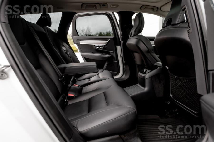 White Volvo V90 2022 in Tallinn, with an engine capacity of 2.00 L and mileage of 57 thousand km for 34900 €, photo 18 on AUTOMOTO.COM.LV