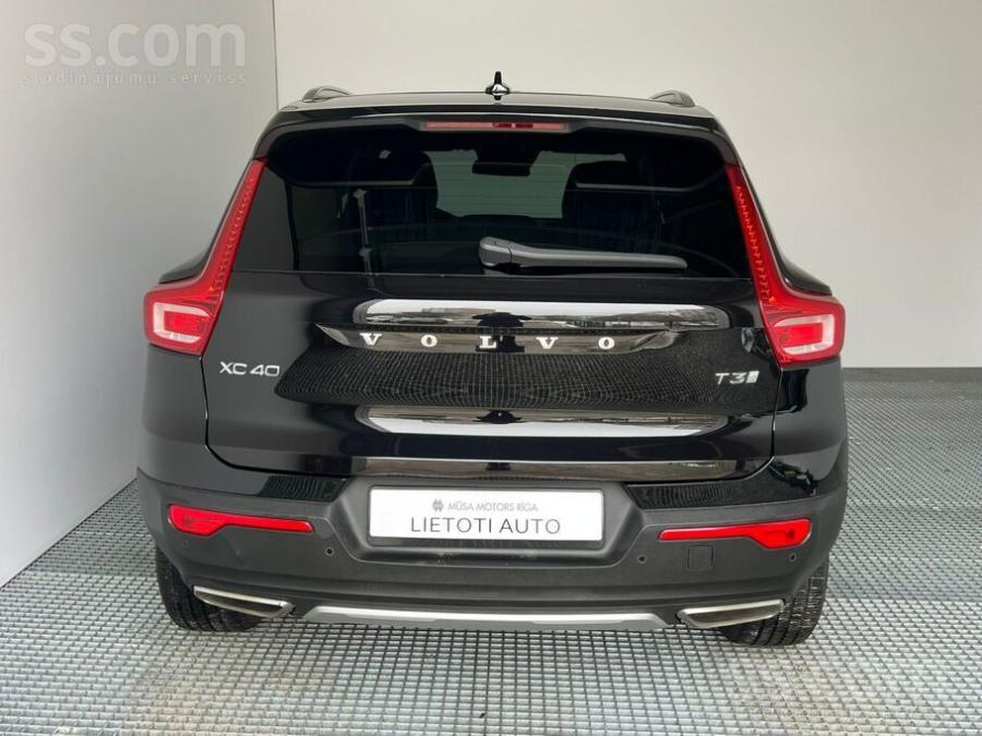 Black Volvo XC40 2018 in Riga, with an engine capacity of 2.00 L and mileage of 136 thousand km for 18990 €, photo 4 on AUTOMOTO.COM.LV