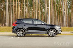 Black Volvo XC40 2018 in Riga, with an engine capacity of 2.00 L and mileage of 280 thousand km for 18190 €, photo 9 on AUTOMOTO.COM.LV