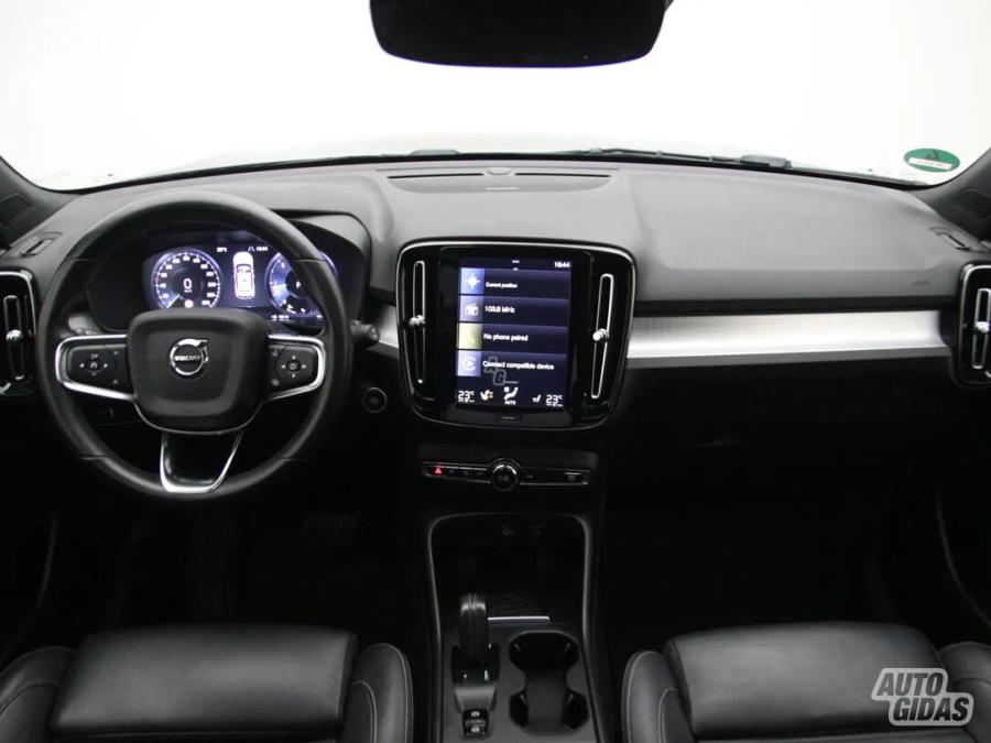 Black Volvo XC40 2018 in Vilnius, with an engine capacity of 2.00 L and mileage of 202 thousand km for 20199 €, photo 3 on AUTOMOTO.COM.LV