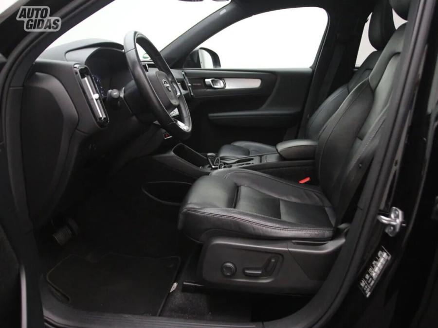 Black Volvo XC40 2018 in Vilnius, with an engine capacity of 2.00 L and mileage of 202 thousand km for 20199 €, photo 5 on AUTOMOTO.COM.LV