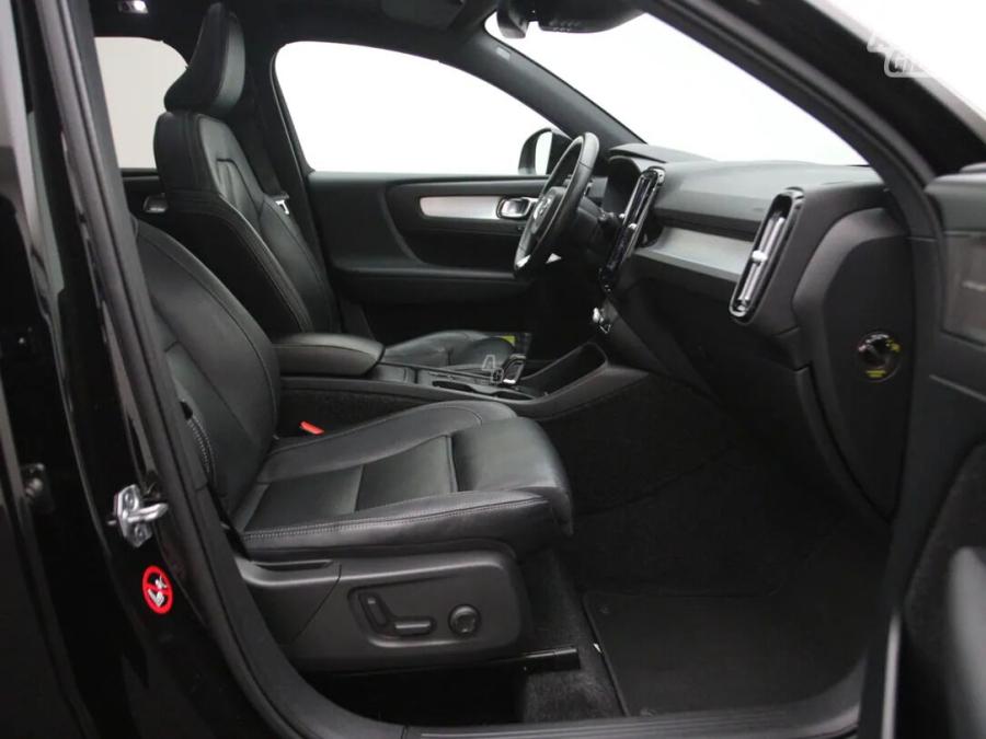Black Volvo XC40 2018 in Vilnius, with an engine capacity of 2.00 L and mileage of 202 thousand km for 20199 €, photo 15 on AUTOMOTO.COM.LV