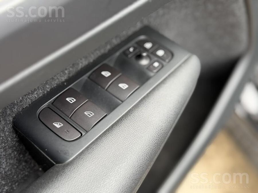 Melns Volvo XC40 2018 Rīga, ar dzinēja tilpumu 2.00 L un nobraukumu 227 tūkst. km par 17950 €, foto 6 vietnē AUTOMOTO.COM.LV