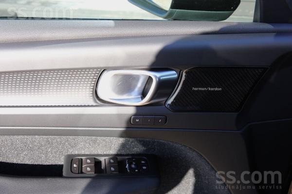 Melns Volvo XC40 2018 Tukums, ar dzinēja tilpumu 2.00 L un nobraukumu 118 tūkst. km par 23490 €, foto 9 vietnē AUTOMOTO.COM.LV
