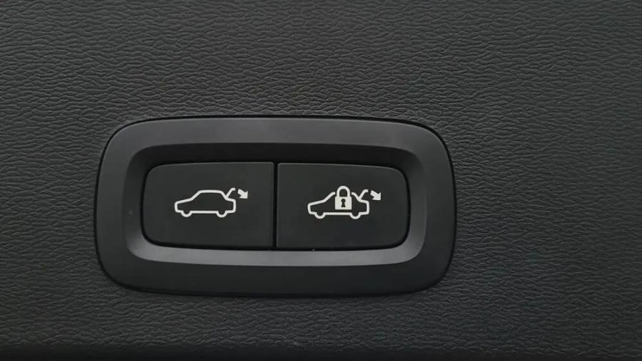 Черный Вольво XC40 2018 в Рига, объемом двигателя 2.00 л и пробегом 250 тыс. км за 18500 €, фото 18 на AUTOMOTO.COM.LV