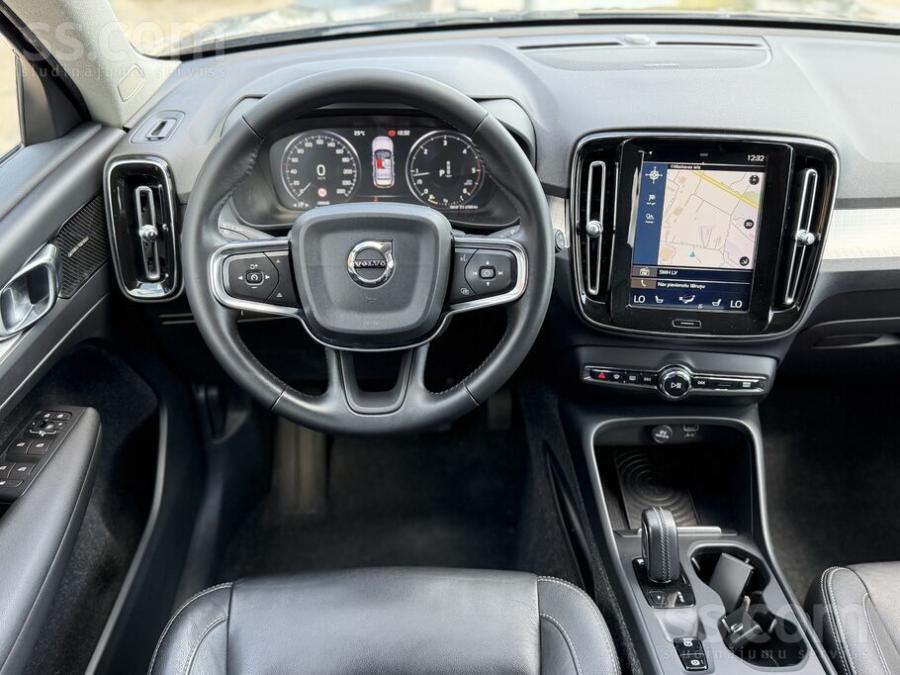 Black Volvo XC40 2018 in Riga, with an engine capacity of 2.00 L and mileage of 167 thousand km for 18500 €, photo 5 on AUTOMOTO.COM.LV