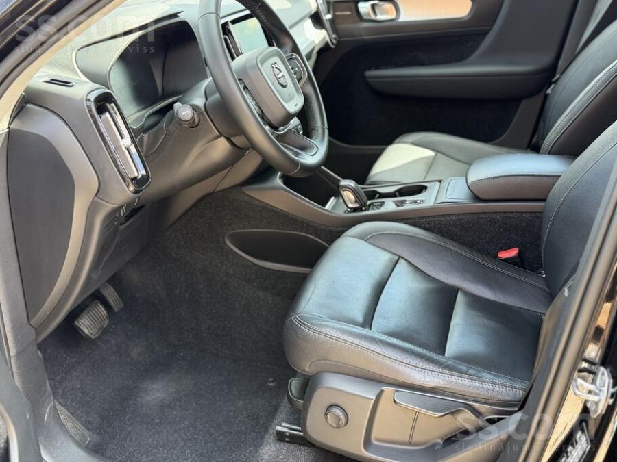 Black Volvo XC40 2018 in Riga, with an engine capacity of 2.00 L and mileage of 167 thousand km for 18500 €, photo 6 on AUTOMOTO.COM.LV
