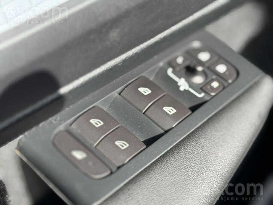 Black Volvo XC40 2018 in Riga, with an engine capacity of 2.00 L and mileage of 167 thousand km for 18500 €, photo 7 on AUTOMOTO.COM.LV