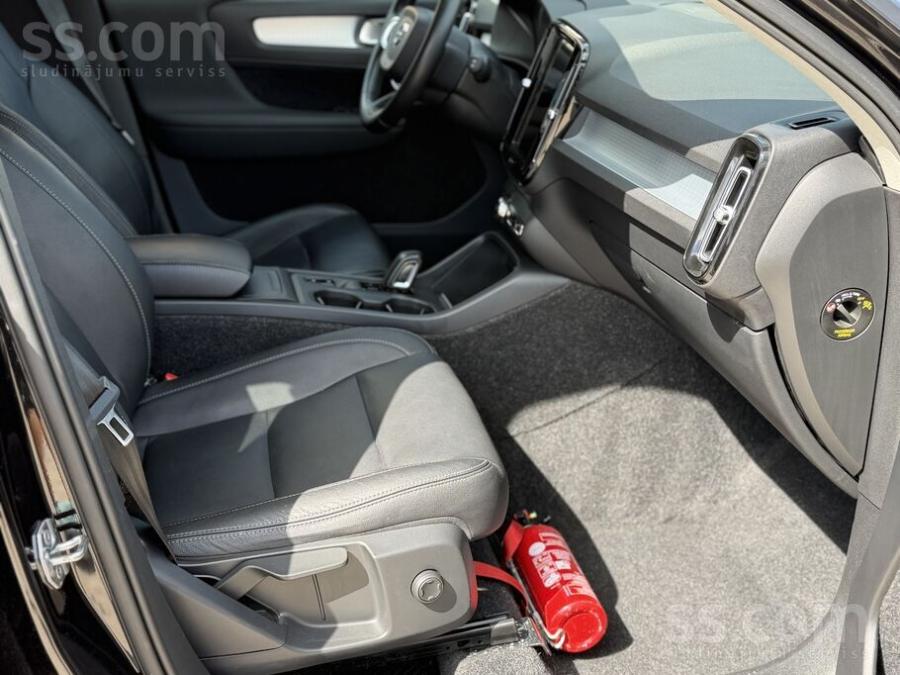 Black Volvo XC40 2018 in Riga, with an engine capacity of 2.00 L and mileage of 167 thousand km for 18500 €, photo 14 on AUTOMOTO.COM.LV