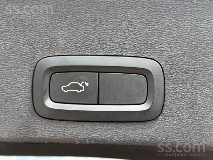 Black Volvo XC40 2018 in Riga, with an engine capacity of 2.00 L and mileage of 167 thousand km for 18500 €, photo 15 on AUTOMOTO.COM.LV