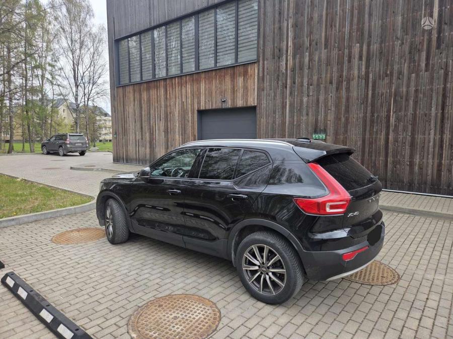 Melns Volvo XC40 2018 Kauņa, ar dzinēja tilpumu 1.97 L un nobraukumu 350 tūkst. km par 12000 €, foto 4 vietnē AUTOMOTO.COM.LV