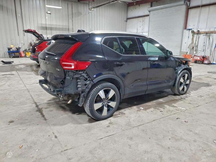 Black Volvo XC40 2019 in Siauliai, with an engine capacity of 1.97 L and mileage of 94 thousand km for 13500 €, photo 3 on AUTOMOTO.COM.LV