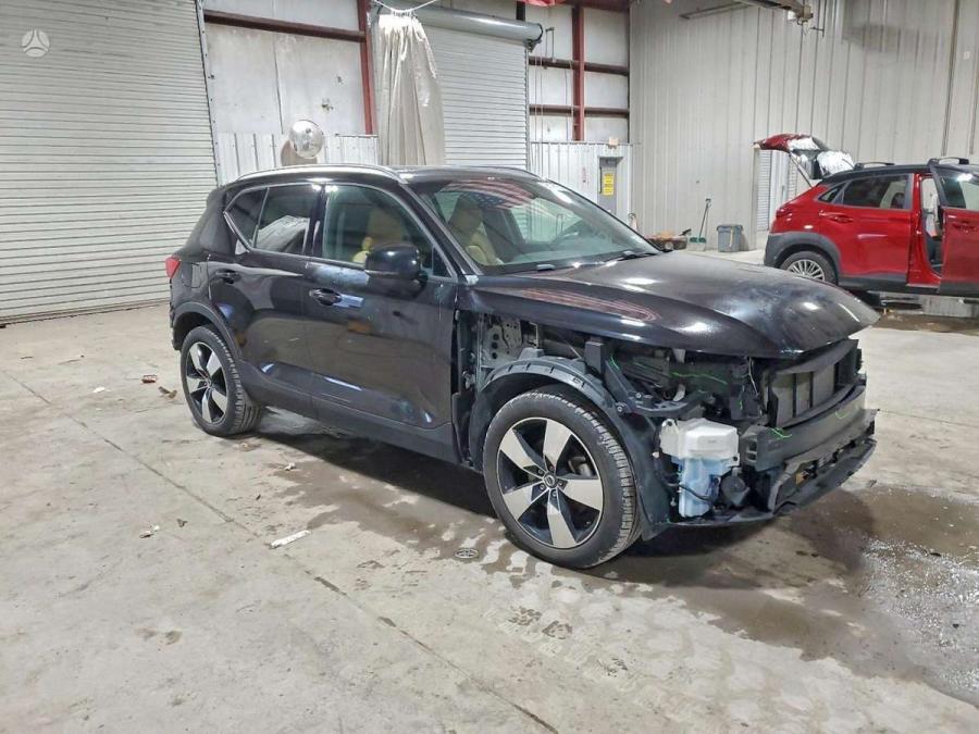 Black Volvo XC40 2019 in Siauliai, with an engine capacity of 1.97 L and mileage of 94 thousand km for 13500 €, photo 4 on AUTOMOTO.COM.LV