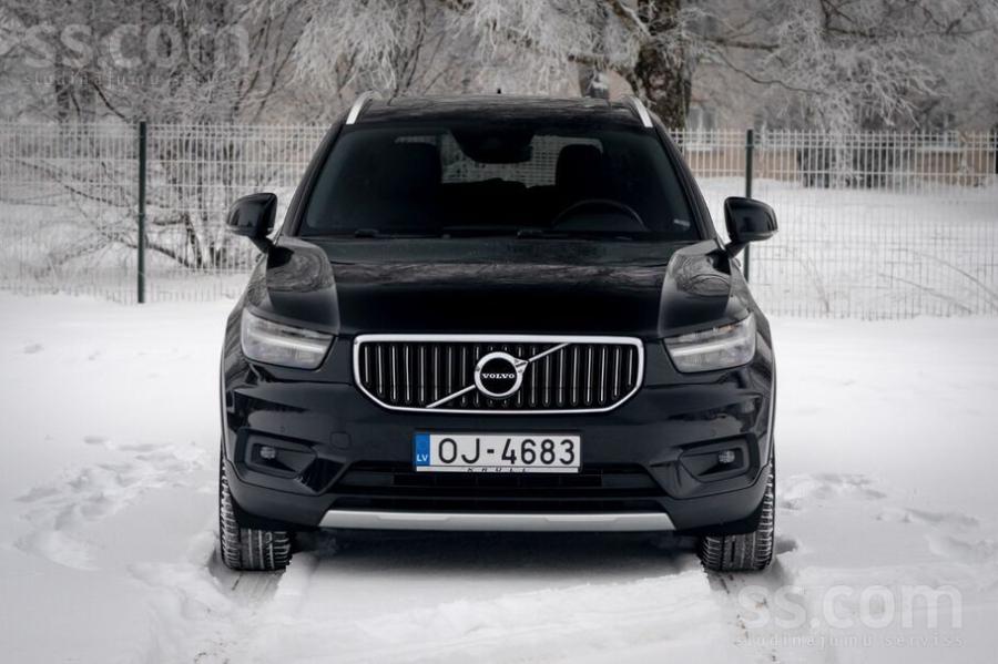 Black Volvo XC40 2019 in Tukums, with an engine capacity of 2.00 L and mileage of 141 thousand km for 19990 €, photo 2 on AUTOMOTO.COM.LV