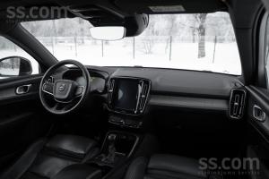 Black Volvo XC40 2019 in Tukums, with an engine capacity of 2.00 L and mileage of 141 thousand km for 19990 €, photo 8 on AUTOMOTO.COM.LV