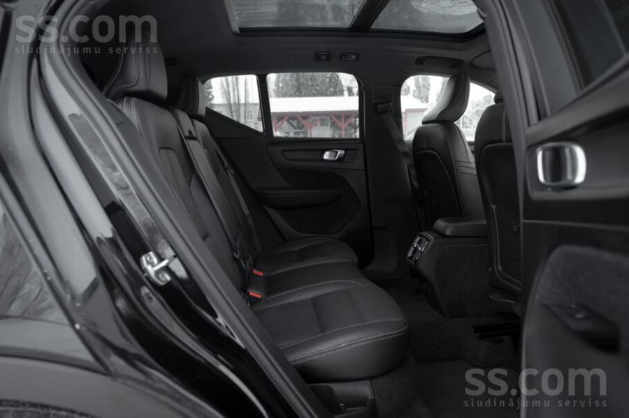 Black Volvo XC40 2019 in Tukums, with an engine capacity of 2.00 L and mileage of 141 thousand km for 19990 €, photo 11 on AUTOMOTO.COM.LV