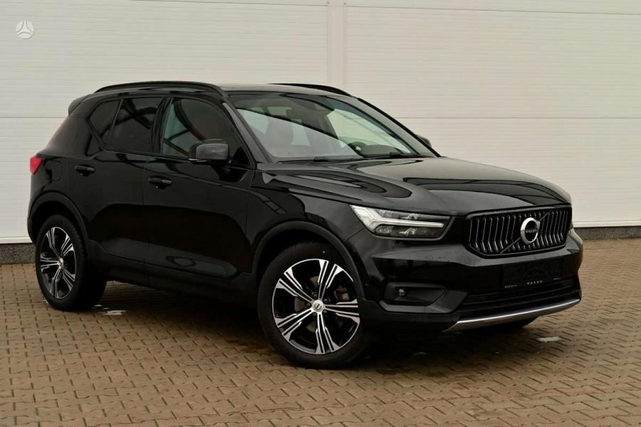 Black Volvo XC40 2019 in Kretinga, with an engine capacity of 1.97 L and mileage of 57 thousand km for 21599 €, photo 1 on AUTOMOTO.COM.LV