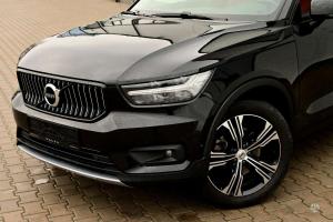 Black Volvo XC40 2019 in Kretinga, with an engine capacity of 1.97 L and mileage of 57 thousand km for 21599 €, photo 4 on AUTOMOTO.COM.LV