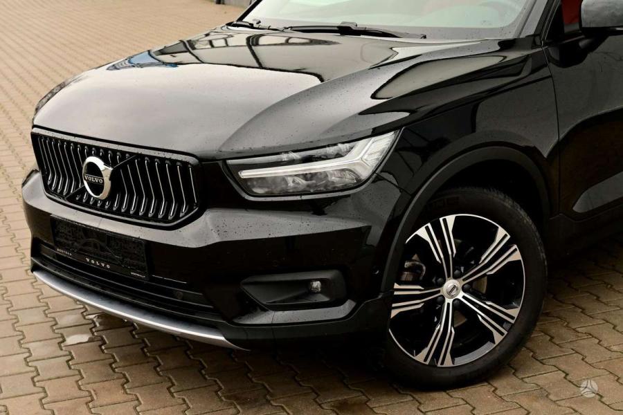 Black Volvo XC40 2019 in Kretinga, with an engine capacity of 1.97 L and mileage of 57 thousand km for 21599 €, photo 4 on AUTOMOTO.COM.LV
