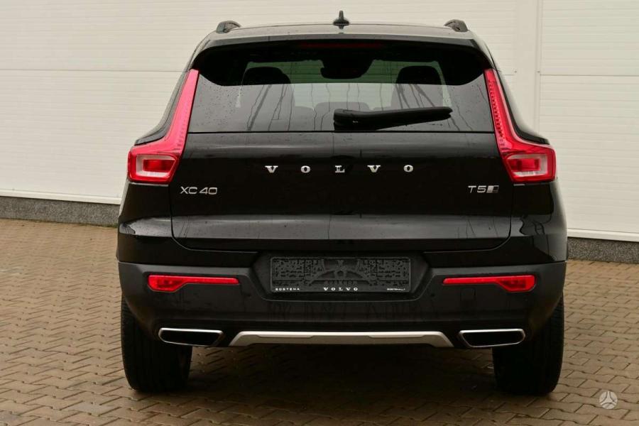 Black Volvo XC40 2019 in Kretinga, with an engine capacity of 1.97 L and mileage of 57 thousand km for 21599 €, photo 8 on AUTOMOTO.COM.LV