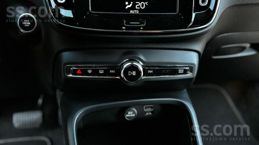 Black Volvo XC40 2019 in Riga, with an engine capacity of 2.00 L and mileage of 272 thousand km for 16000 €, photo 18 on AUTOMOTO.COM.LV